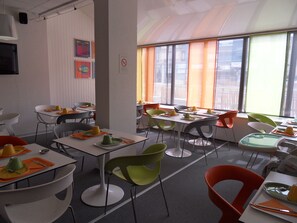 Café da manhã com buffet grátis todos os dias