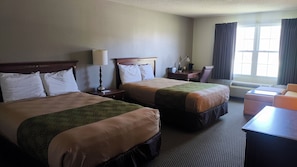 2 Queen Beds Non-Smoking with Whirlpool | Secretária, ferro/tábua de engomar, Wi-fi grátis 