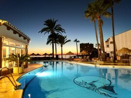 Piscina interior, 2 piscinas exteriores, guarda-sóis, espreguiçadeiras 