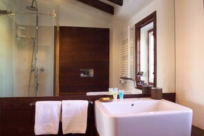 Casa, 2 quartos | Banheiro | Produtos de toalete de grife, secador de cabelo, toalhas de banho 