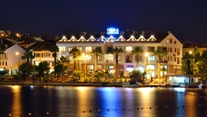 Um hotel na orla marítima com várias varandas, área de piscina e um letreiro com a inscrição 'FORA SPA HOTEL'.