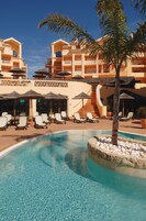 Piscina exterior, guarda-sóis, espreguiçadeiras 