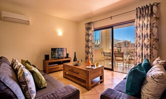 Apartamento, 3 quartos | Sala de estar | TV, DVD player, pisos aquecidos