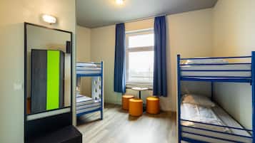 Dormitório Partilhado (1 bed in a dorm for max 6 people) | Cofre no quarto, com decoração personalizada