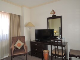 Quarto Deluxe, 2 camas individuais | Sala de estar | TV de ecrã plano 