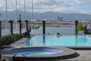 Piscina exterior, espreguiçadeiras 
