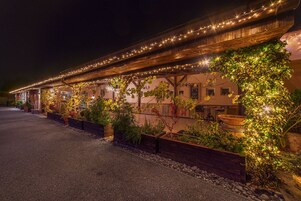 Fachada do alojamento (tarde/noite)