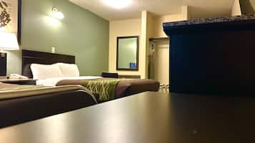 Quarto standard, 2 camas Queen | Escrivaninha, cortinas blackout, Wi-Fi de cortesia
