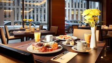 Café da manhã com buffet todos os dias mediante uma taxa