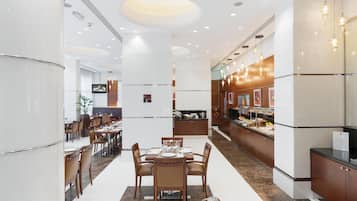 Pequeno-almoço tipo buffet diário (45 AED por pessoa)