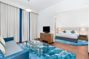 Three Bedroom Premier Suite | Área de estar | TV de tela plana 32 polegadas com canais via satélite, TV