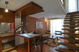 Loft, 1 cama Queen, cozinha | Cozinha privada | Geladeira, micro-ondas, máquina de café expresso