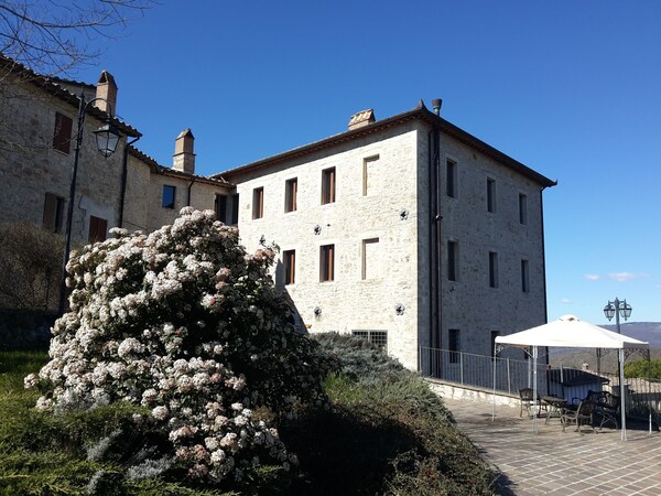 Castello Izzalini Todi Resort - Umbria