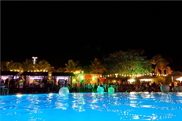 Piscina externa, barracas, guarda-sóis