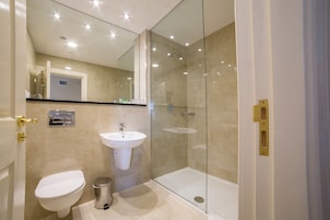 Quarto casal luxo | Banheiro | Produtos de toalete grátis, secador de cabelo, toalhas de banho