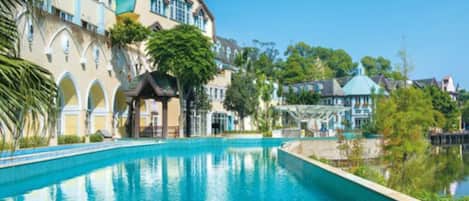 Piscina interna, piscina externa sazonal