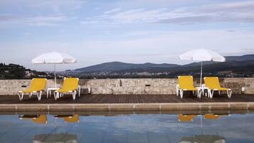 Piscina exterior, espreguiçadeiras