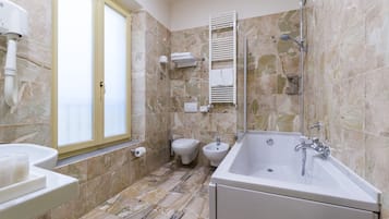 Produtos de toalete de grife, secador de cabelo, chinelos, bidê