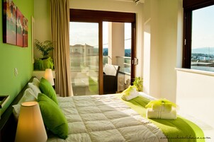 Suíte família, 2 quartos, sacada, vista para o mar | Roupas de cama de algodão egípcio, roupas de cama premium