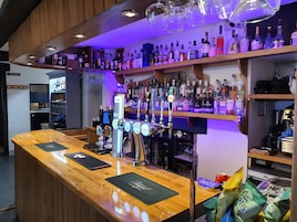 2 bares/lounges 