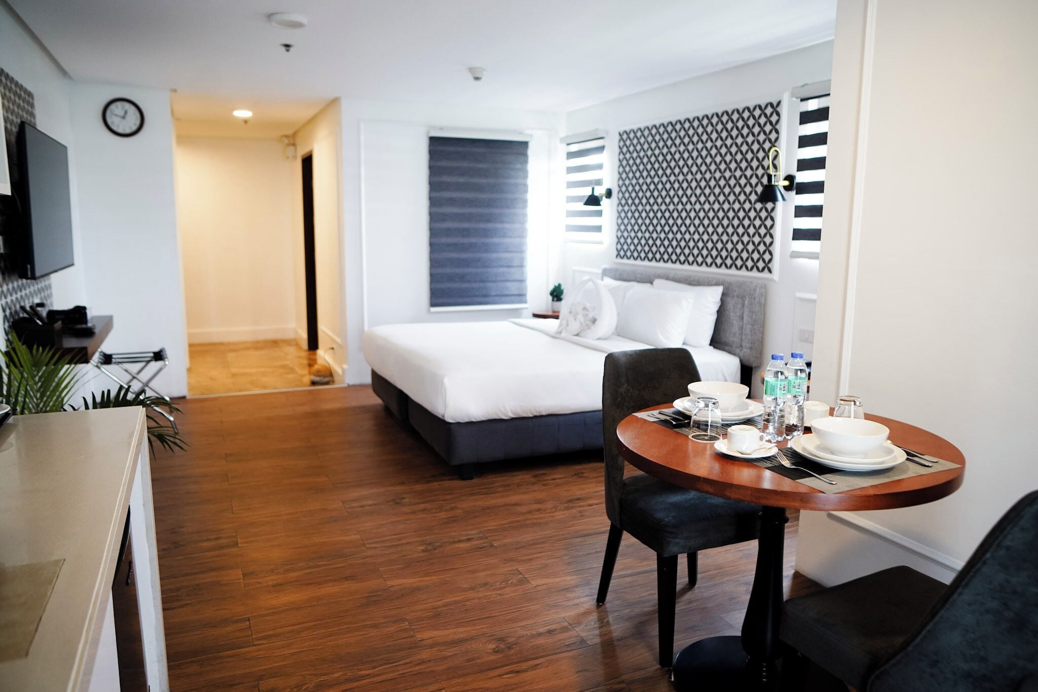 Estúdio empresarial | Roupas de cama premium, frigobar, cofres nos quartos, escrivaninha