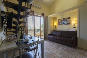 Apartamento Executivo | Lençóis italianos Frette, edredões de penas, cofre no quarto 