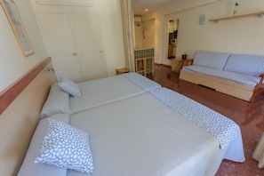 Cofre no quarto, secretária, berços/camas para crianças, Wi-fi grátis 