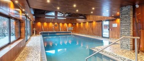 Piscina interior, espreguiçadeiras