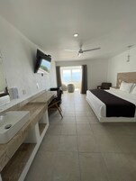 Quarto romântico, vista para o lago | Cofres nos quartos, individualmente mobiliados