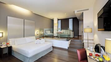 Quarto Duplo Superior | Minibar, cofre no quarto, secretária, cortinas/cortinados opacos