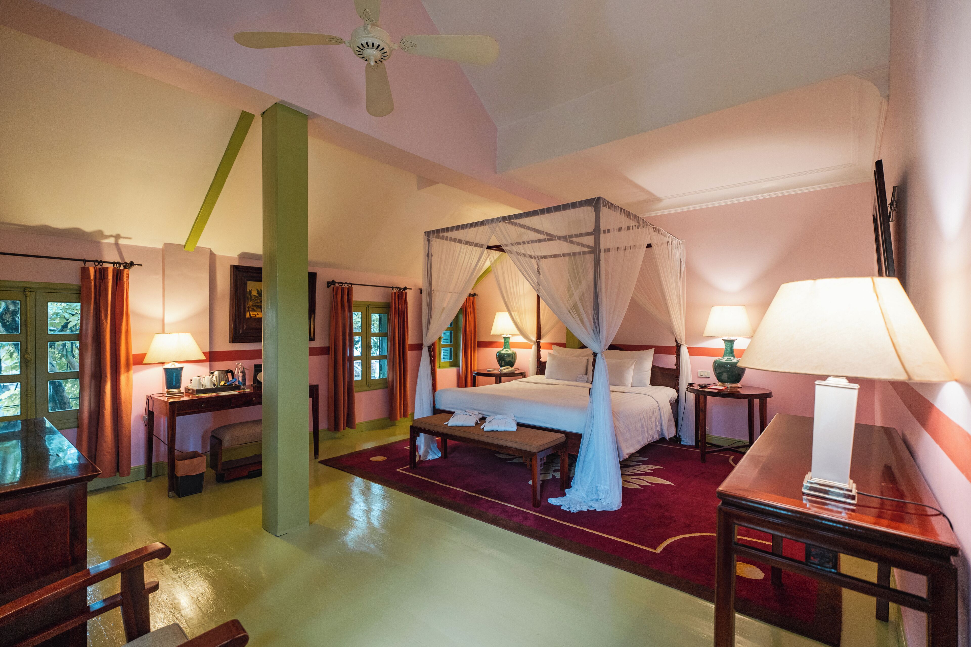 Frigobar, cofres nos quartos, escrivaninha, roupa de cama