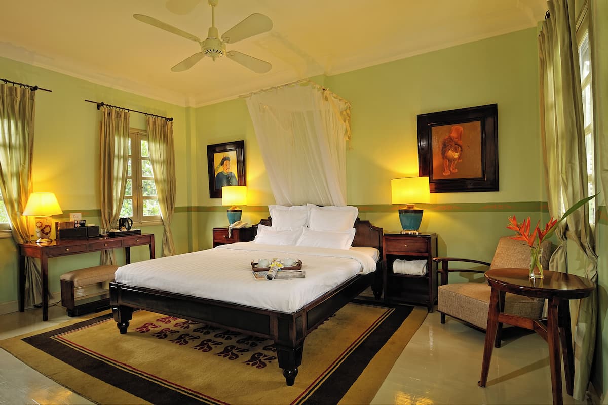 Frigobar, cofres nos quartos, escrivaninha, roupa de cama