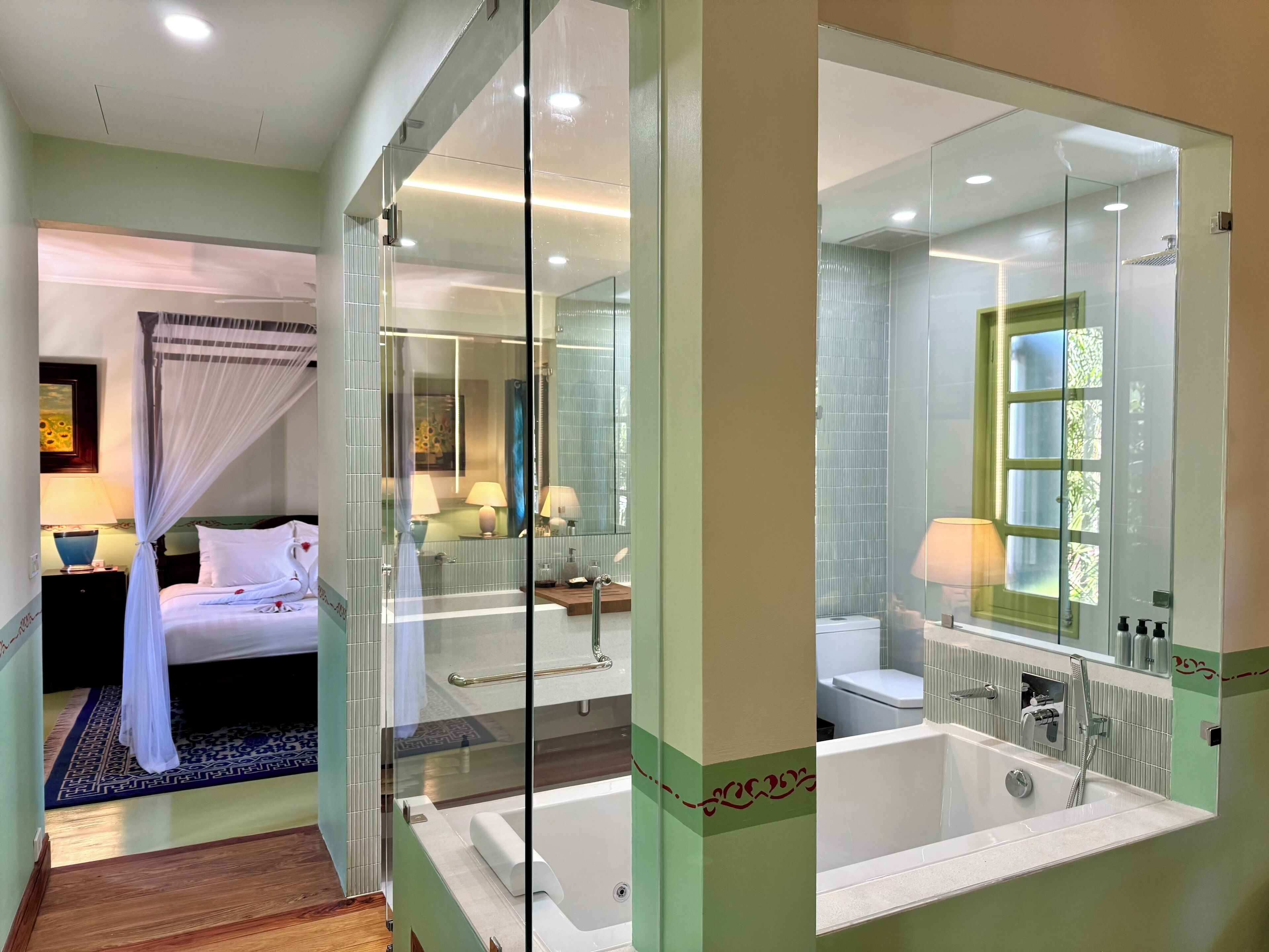 Heritage Suite With Bathtub | Área de estar | TV LCD 32 polegadas com canais a cabo, TV