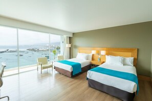 Suite, 2 camas de casal, vista para o mar | Roupa de alta qualidade, cofre com capacidade para portátil, secretária 