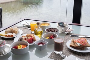 Pequeno-almoço tipo buffet diário mediante uma taxa 