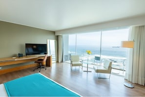 Suite, 1 cama king-size | Roupa de alta qualidade, cofre com capacidade para portátil, secretária 
