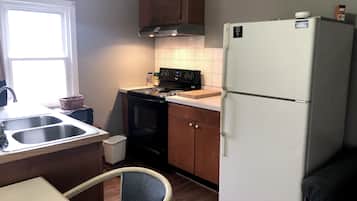 Apartamento, 1 quarto, cozinha | Cozinha privada | Minifrigorífico, um micro-ondas, uma cafeteira/bule