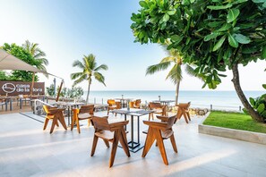 Pequenos-almoços, almoços, jantares servidos, com vista para a praia 