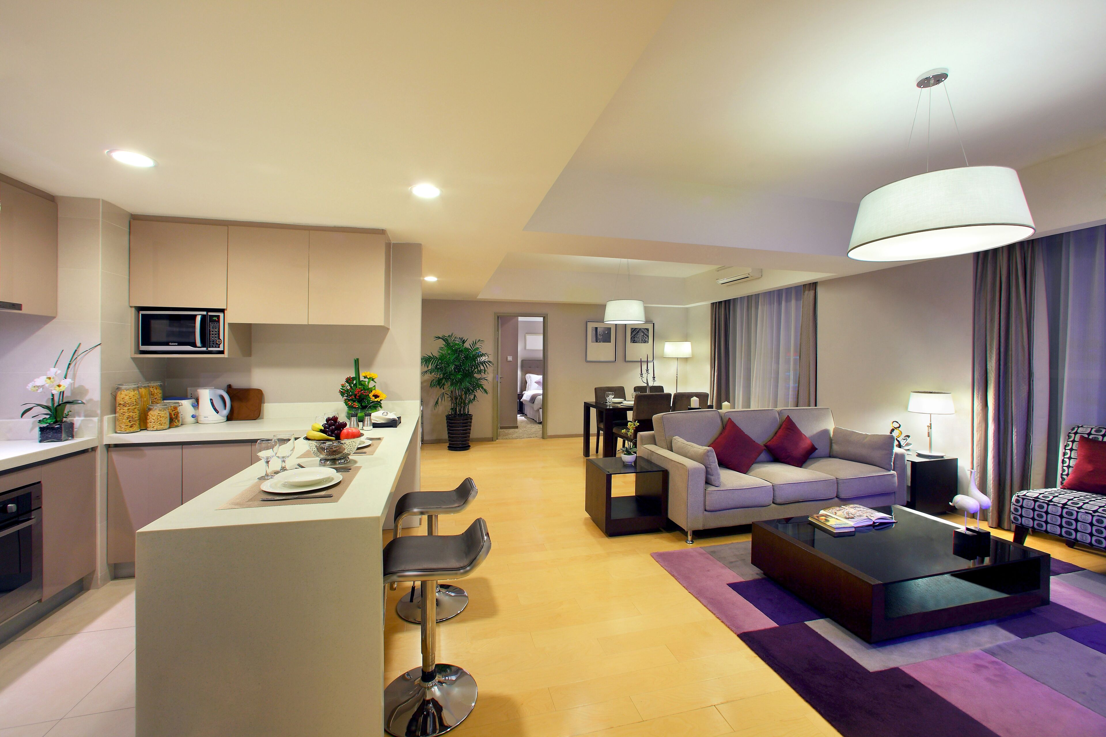Uma sala de estar moderna com sofá, mesa de centro e área de jantar com cadeiras e mesa.