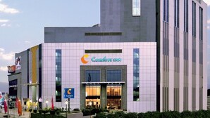 Um hotel Comfort Inn com design moderno, apresentando um logotipo marcante e uma entrada espaçosa.