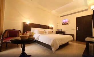 Minibar, cofre no quarto, secretária 