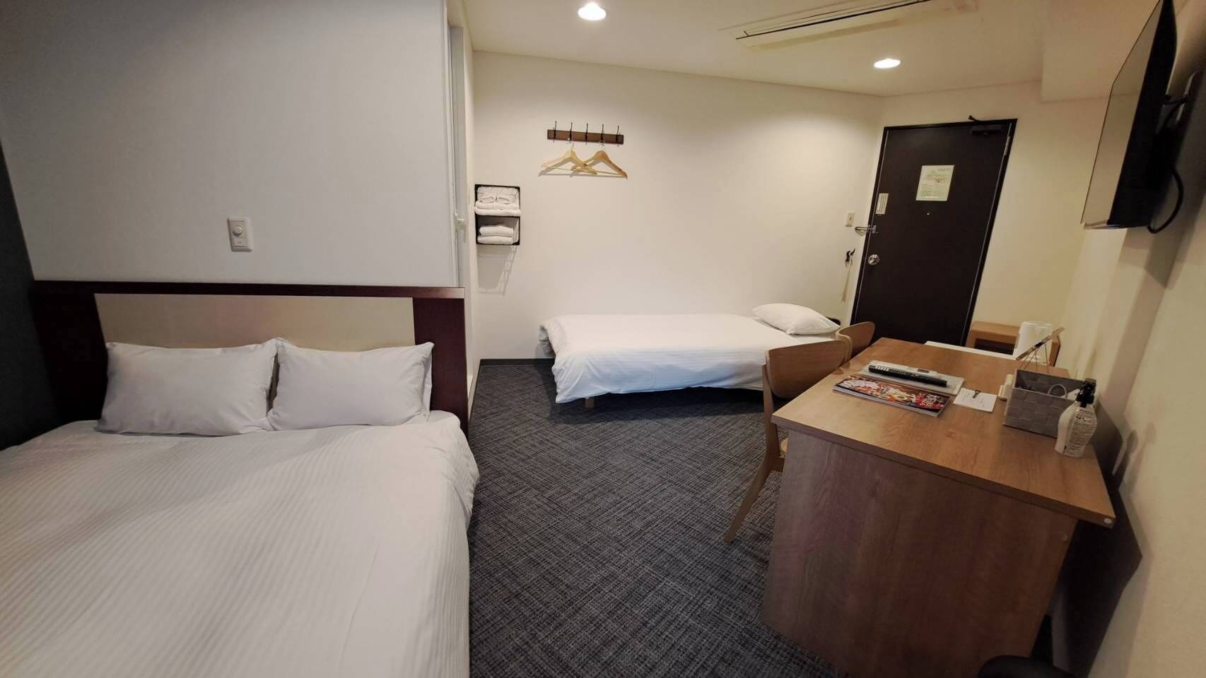 Quarto Duplo Superior, não fumadores | Edredões de penas, secretária 