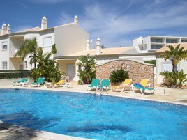 Piscina exterior, guarda-sóis, espreguiçadeiras 