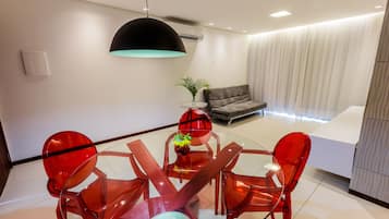 Quarto Quádruplo, 2 camas queen-size, varanda | Refeições no quarto