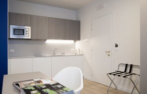 Um frigorífico, uma placa de cozinha, uma chaleira elétrica 