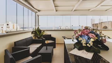 Café da manhã com buffet todos os dias (EUR 8 por pessoa)