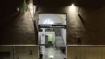 Fachada da propriedade à noite