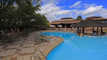 Piscina externa, guarda-sóis, espreguiçadeiras
