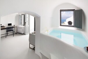 Caldera Cave Suite Sea View & Caldera View | Camas com colchões pillow-top, frigobar, cofres nos quartos