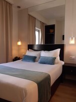 1 quarto, cofres nos quartos, escrivaninha, cortinas blackout